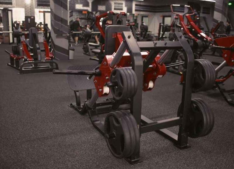 Hack Squat vs. Back Squat: Differences, Benefits, and When to Do Each ...