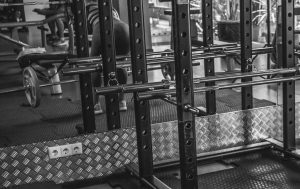 Squat Rack Spotter Pins vs. Safety Straps: Pros, Cons, and Which One is ...